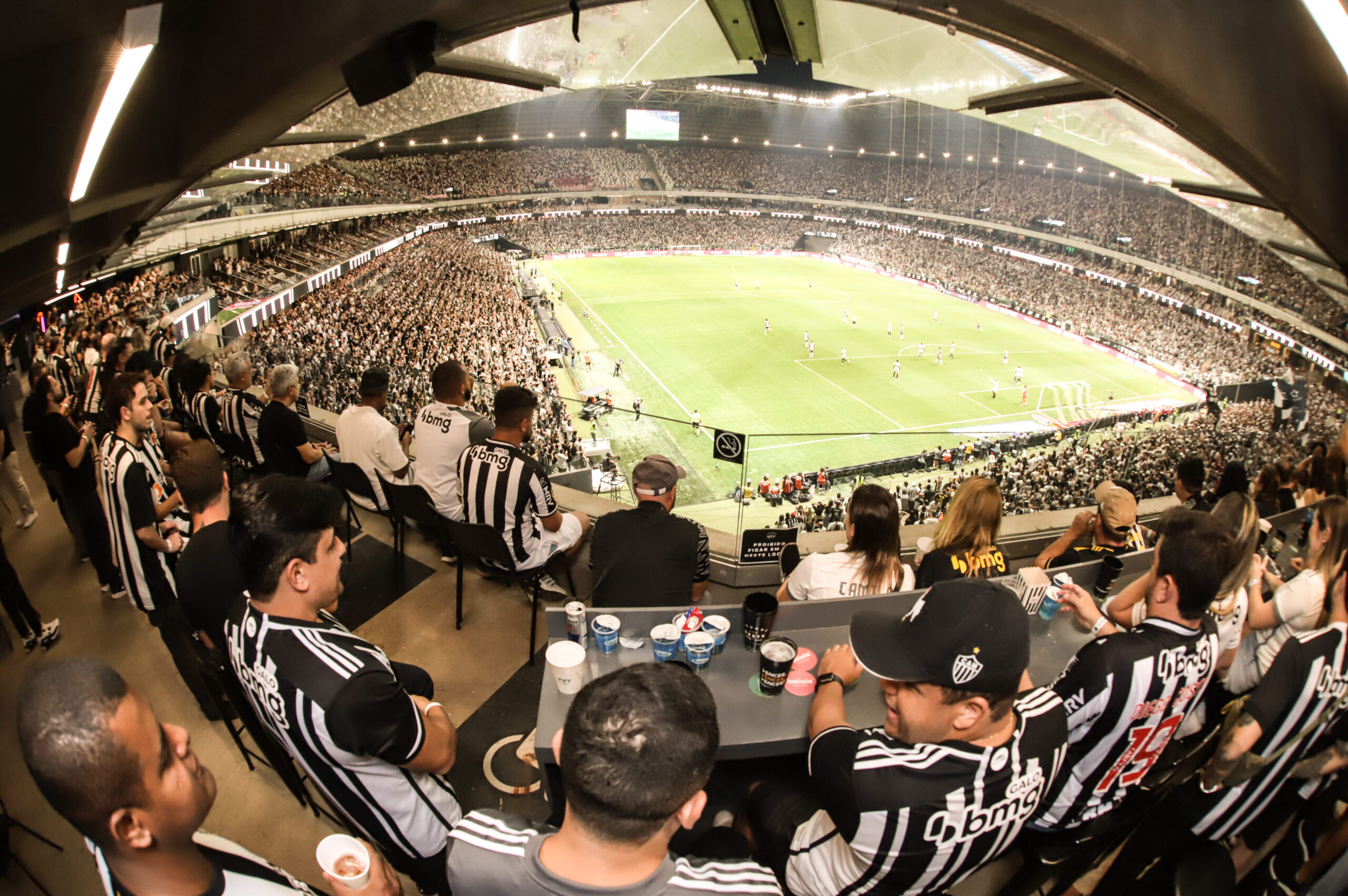 Lounge Oeste agita a Arena MRV durante a partida Galo x Bragantino ...